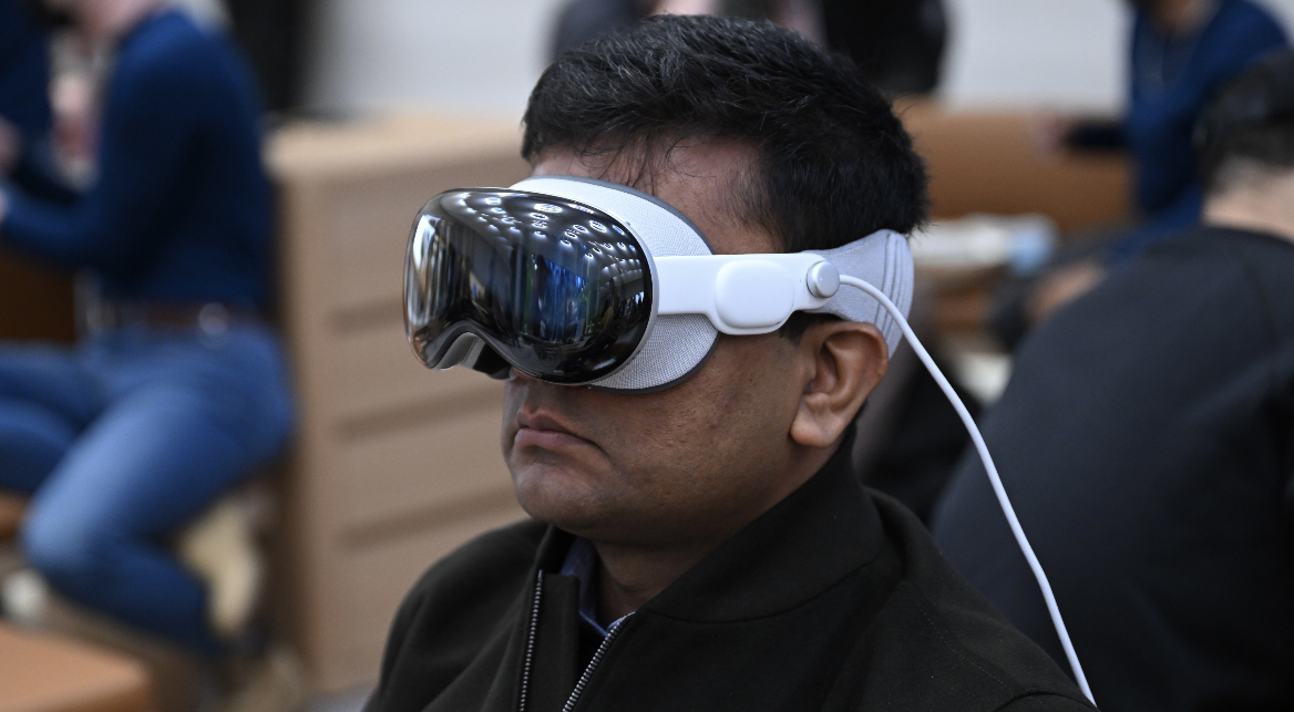 Advantages and Disadvantages of the Apple Vision Pro